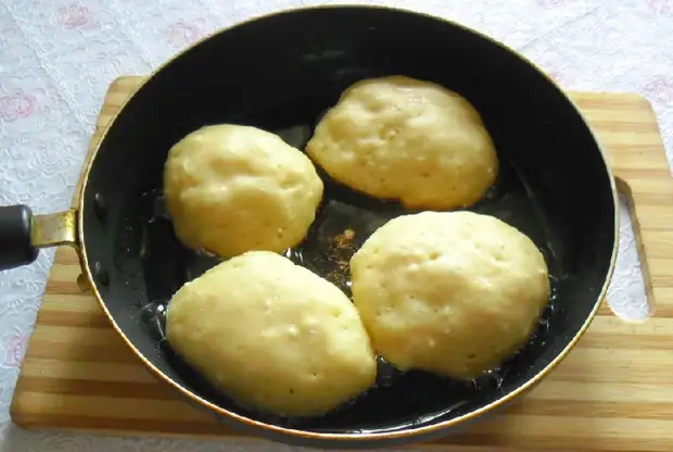 Mabilis at nakabubusog na almusal - mga pancake na may cottage cheese