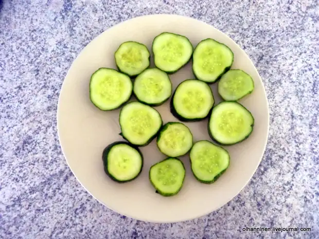 Dry salted cucumber - mga kalamangan, kahinaan at pagkakamali