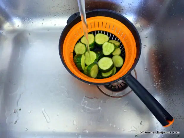 Dry salted cucumber - mga kalamangan, kahinaan at pagkakamali