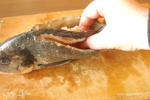 Limpiamos el pescado, cortamos la cresta, la cortamos con unas tijeras, dejando un trozo de cola.