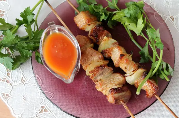 سور جو گوشت shashlik پياز ۽ kefir اچار سان نرم