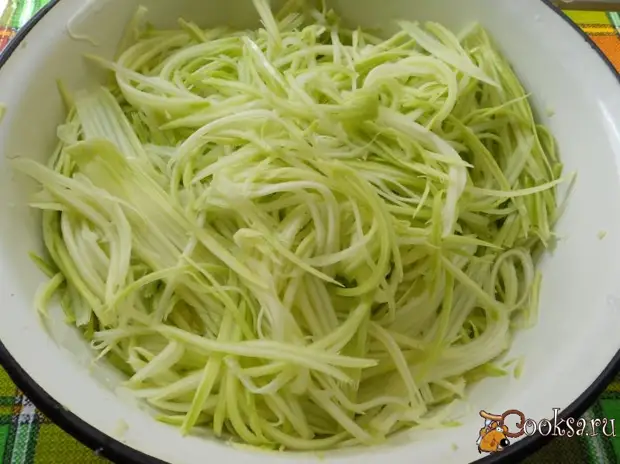 Salad zucchini jus lan crispy kanggo mangsa