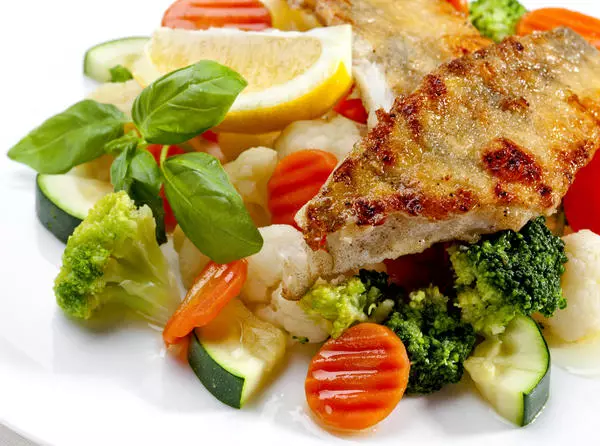 Pesce con verdure: 10 piatti per una cena leggera