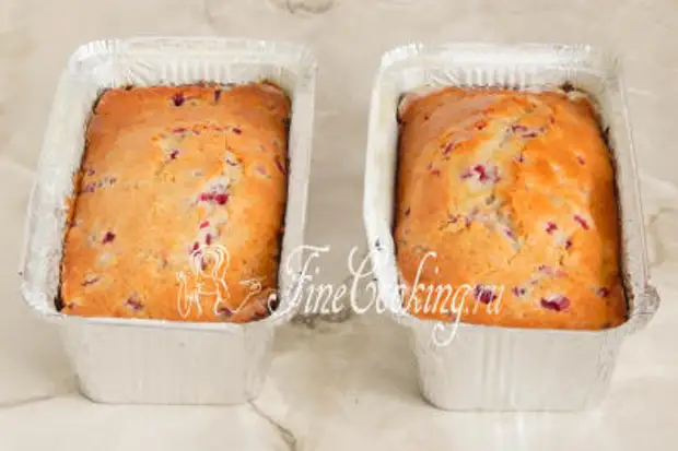 Paso 11. Ponemos las latas con la masa en un horno caliente y horneamos los muffins de grosella roja a nivel medio a 180 grados durante aproximadamente una hora