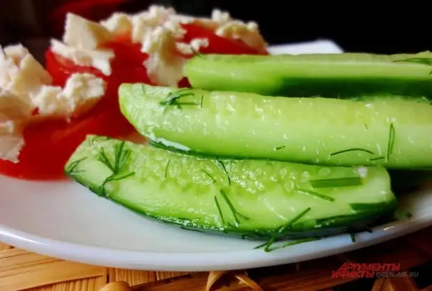 Lightly salted cucumbers: peb ceev zaub mov txawv thiab ua noj ua haus tricks