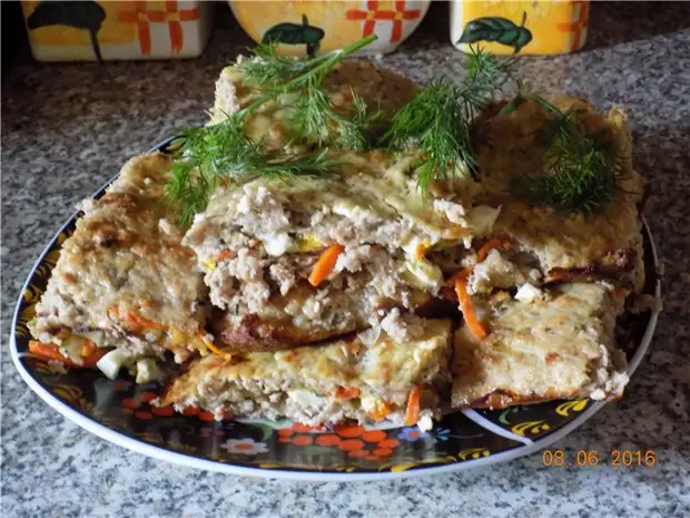 Verduras debajo de la carne.