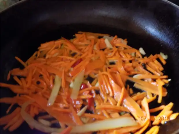 Verduras debajo de la carne.