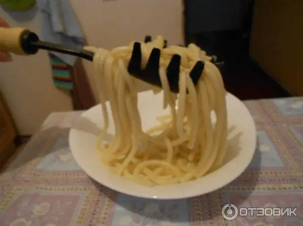 Ispostavilo se da upravo tome služi rupa u žlici za špagete. Megapogodno je!