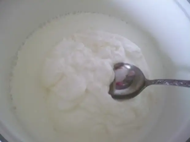 La leche se mezcla con crema agria.