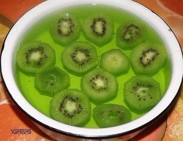 Kiwi and sour cream jelly cake without baking