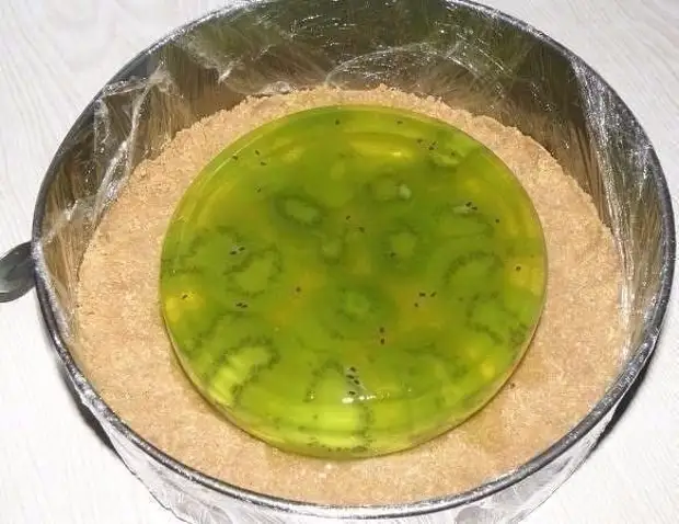 Kiwi and sour cream jelly cake without baking