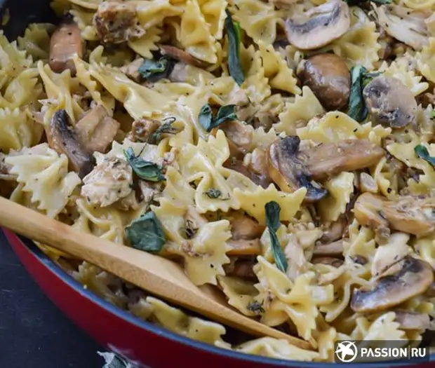 Pasta sa manok nga adunay sarsa sa mushroom cream