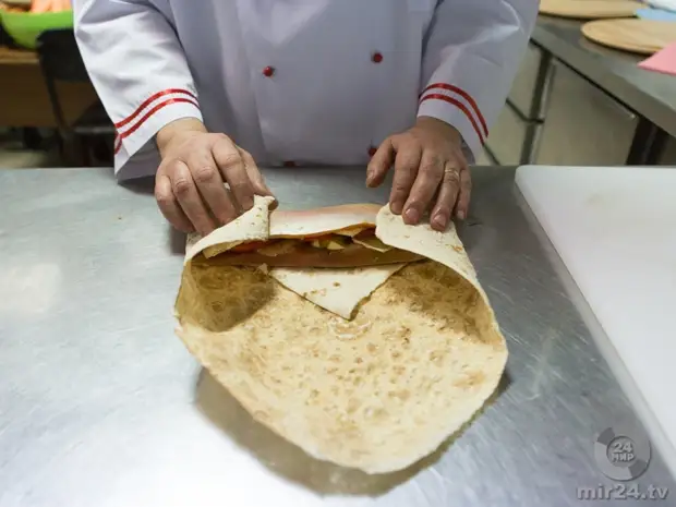 Wir backen Fisch oder Hühnchen in Fladenbrot: Meisterklasse