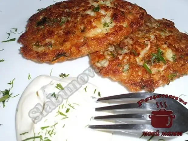 Cauliflower pancakes, served with sour cream