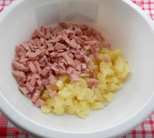 Étape #2 - Coupez la saucisse ou la viande bouillie en petits cubes.