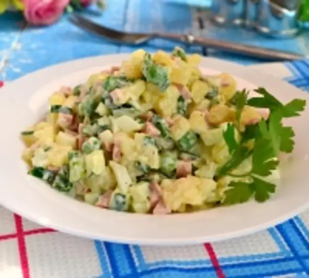 Étape 6 - Bien mélanger la salade, la mettre dans un saladier et servir. Salade fraîche et délicieuse ! Bon appétit!