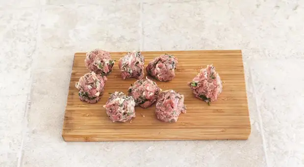 Minestrone de légumes copieux avec de l'orge et des boulettes de viande. Étape 2