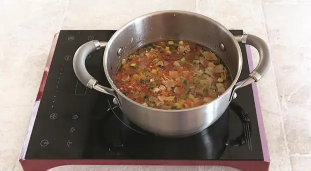 Hearty ຜັກ minestrone ກັບ barley ແລະ meatballs. ຂັ້ນຕອນທີ 5