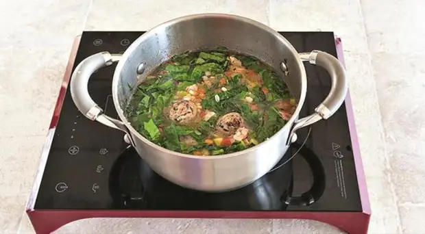 Farto minestrone de vegetais com cevada e almôndegas. Etapa 6