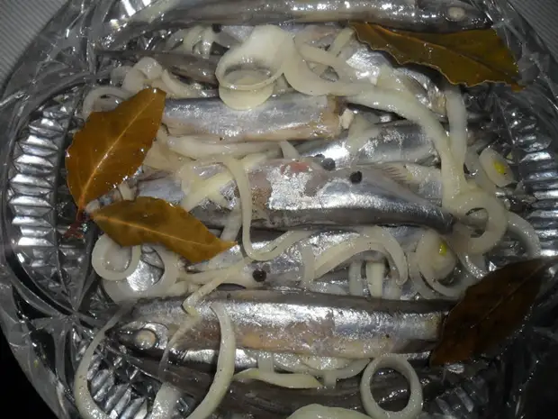 Con un movimiento de la mano, el capelán se convierte en una anchoa gourmet