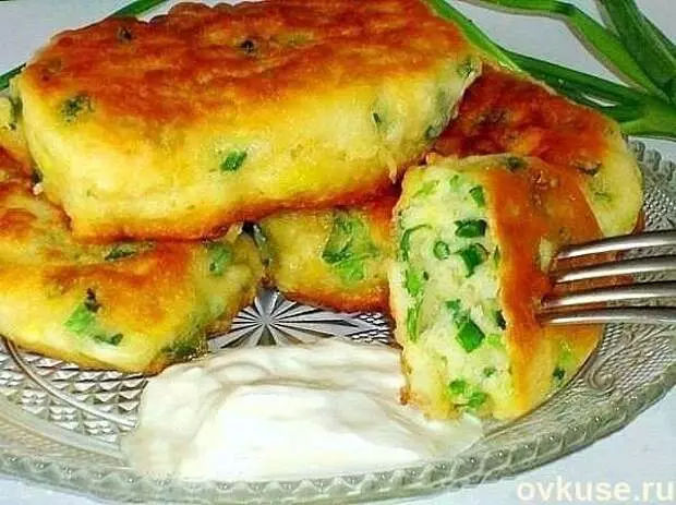 Los pasteles de panqueques más perezosos con huevo y cebollas verdes en 10 minutos