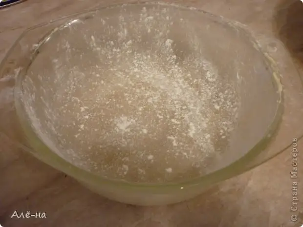 Kue hazelnut dalam 5 menit dalam microwave tanpa tepung dan mentega