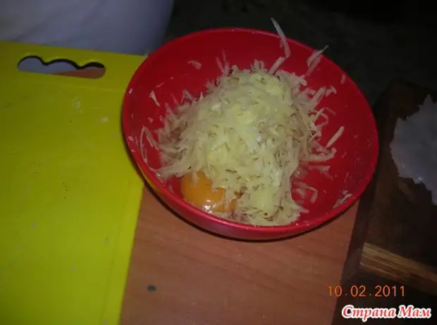 Пилешки рулца със сирене в настъргани картофи
