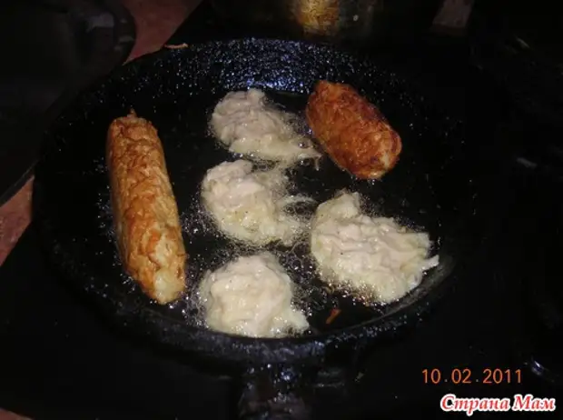 Пилешки рулца със сирене в настъргани картофи