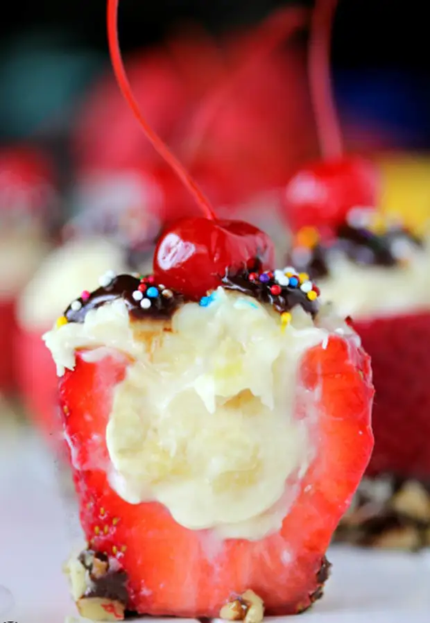 Strawberries juru eju - Desserts 10 ị nweghị ike ịla azụ