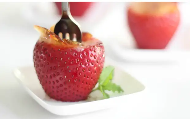 Strawberries na creme brulee eji megharịa ọnụ, nri, strawberries, mee ya onwe gị