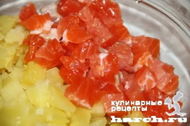 Salted salmon salad na may patatas at kamatis Mga tradisyon ng Russia