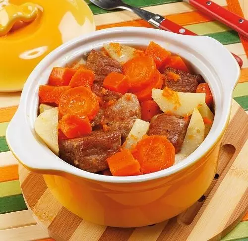 Meat in white wine with vegetables / Photo: Oleg Kulagin / BurdaMedia