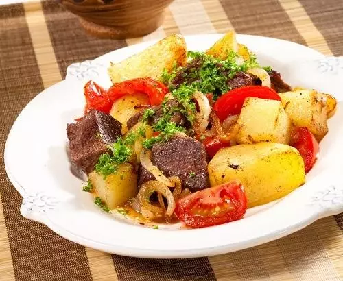 Meat with vegetables in beer / Photo: Oleg Kulagin / BurdaMedia