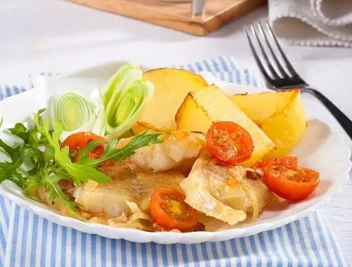 Fish fillet with cherry tomatoes and onions / Photo: Oleg Kulagin / BurdaMedia