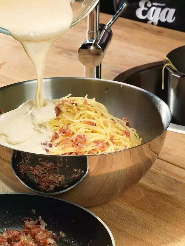 Spaghetti carbonara z czerwoną cebulą