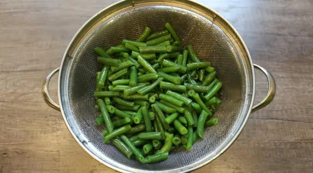 Feijão verde com alho e molho de soja. Passo 2