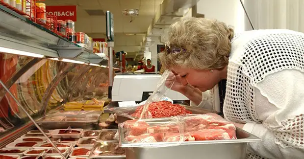 Como a comida com cheiro de loja se transforma em comida fresca e de dar água na boca