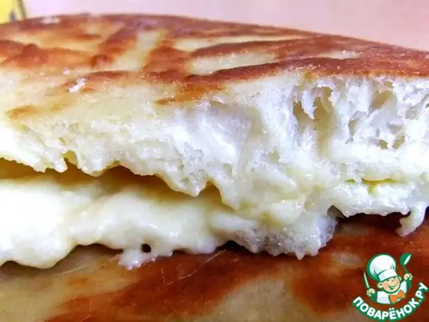 Une tarte rapide dans une poêle à frire "A la khachapuri" est indiscernable de la pâte à levure!