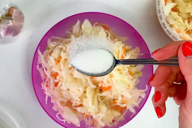 Salatin Sauerkraut: hoto mataki 5