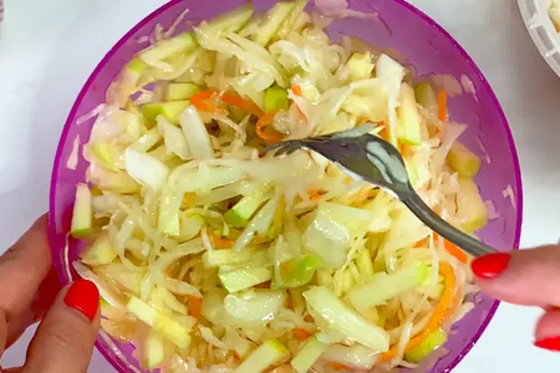 Salatin Sauerkraut: hoto mataki 7