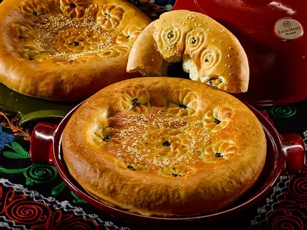 Pão achatado uzbeque no forno