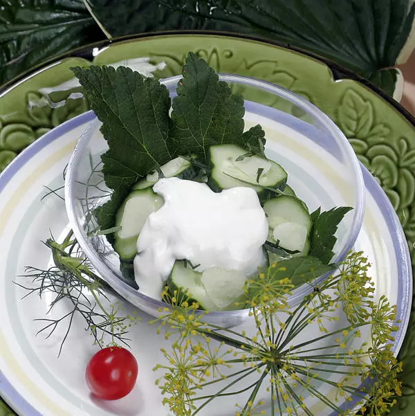 Salade van komkommer en zwarte bes