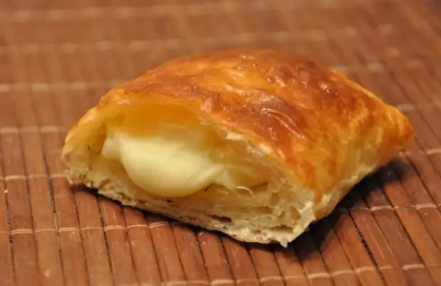 Puff pastry pie nga adunay makapaikag nga mga fillings