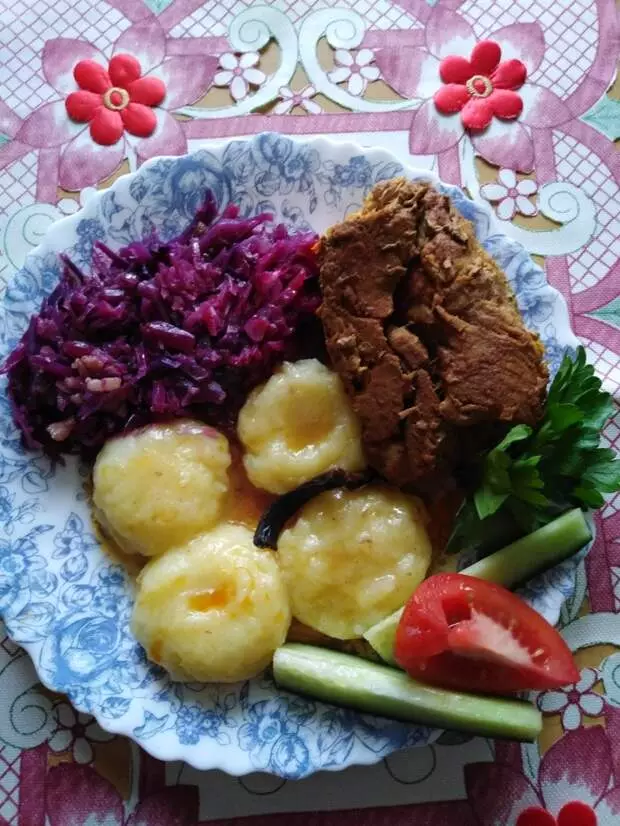 ROLLADES DE SHLENSKIE AU CHOU ROUGE ET DUMPLES A LA SAUCE AUX CHAMPIGNONS DES FORETS