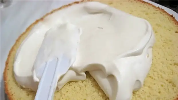 Ang sekreto sa baga nga sour cream nga walay mga thickener sa cake