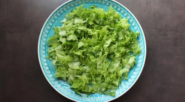 Green salad with tuna. Step 1