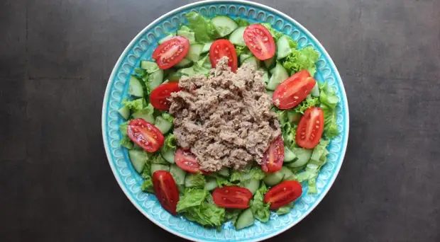 Green salad with tuna. Step 3