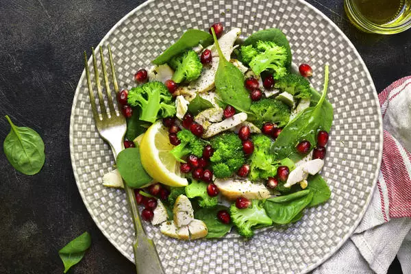 Broccoli ndi saladi ya nkhuku