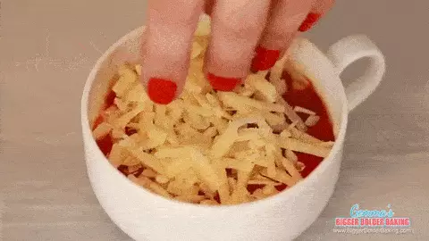 Pizza délicieuse et appétissante dans une tasse en 1 minute !