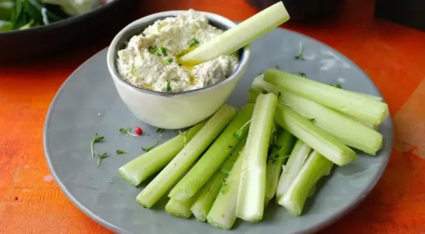 celery ជាមួយទឹកជ្រលក់ curd